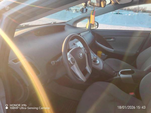 Pelēks Toyota Prius 2014 Viļņa, ar dzinēja tilpumu 1.80 L un nobraukumu 122 tūkst. km par 11500 €, foto 6 vietnē AUTOMOTO.COM.LV