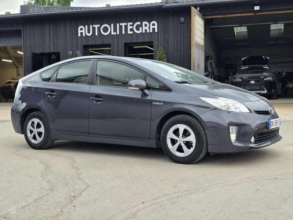 Grey Toyota Prius 2014 in Taurage, with an engine capacity of 1.80 L and mileage of 360 thousand km for 4800 €, photo 3 on AUTOMOTO.COM.LV