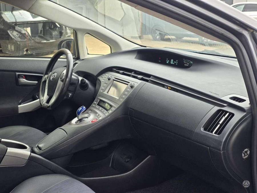 Pelēks Toyota Prius 2014 Tauragė, ar dzinēja tilpumu 1.80 L un nobraukumu 360 tūkst. km par 4800 €, foto 8 vietnē AUTOMOTO.COM.LV