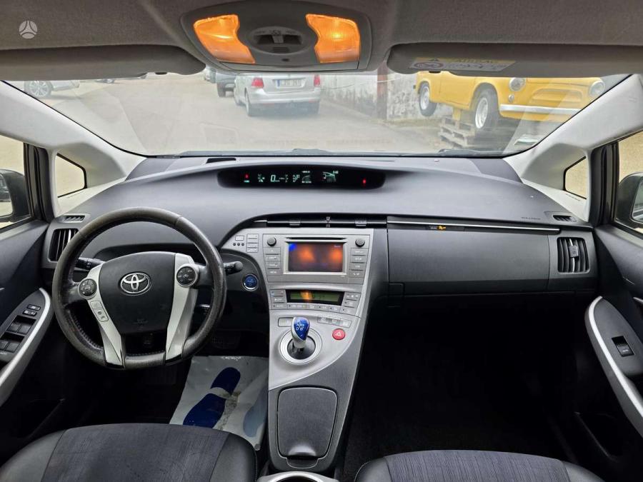 Pelēks Toyota Prius 2014 Tauragė, ar dzinēja tilpumu 1.80 L un nobraukumu 360 tūkst. km par 4800 €, foto 9 vietnē AUTOMOTO.COM.LV