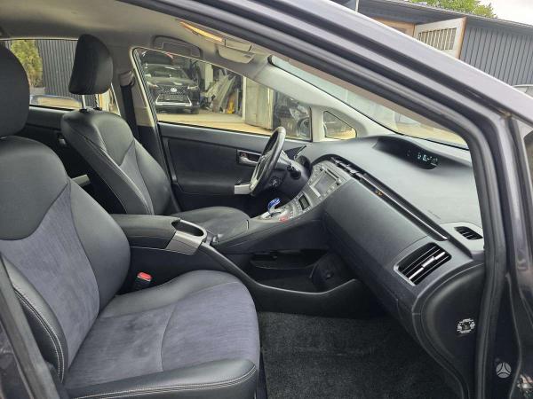 Grey Toyota Prius 2014 in Taurage, with an engine capacity of 1.80 L and mileage of 360 thousand km for 4800 €, photo 10 on AUTOMOTO.COM.LV