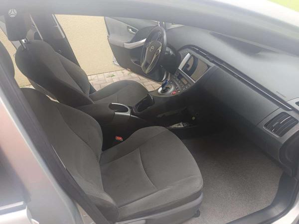 Grey Toyota Prius 2014 in Kaunas, with an engine capacity of 1.80 L and mileage of 250 thousand km for 6800 €, photo 8 on AUTOMOTO.COM.LV