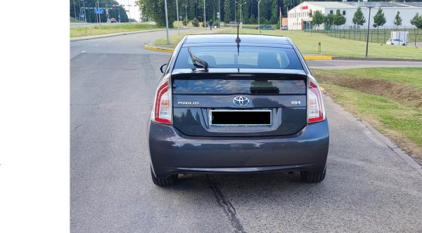 Grey Toyota Prius 2014 in Vilnius, with an engine capacity of 1.80 L and mileage of 125 thousand km for 8200 €, photo 2 on AUTOMOTO.COM.LV