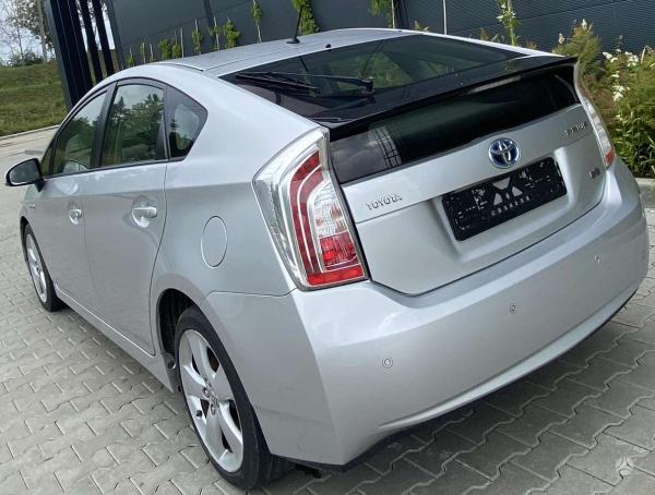 Grey Toyota Prius 2014 in Vilnius, with an engine capacity of 1.80 L and mileage of 290 thousand km for 8900 €, photo 3 on AUTOMOTO.COM.LV