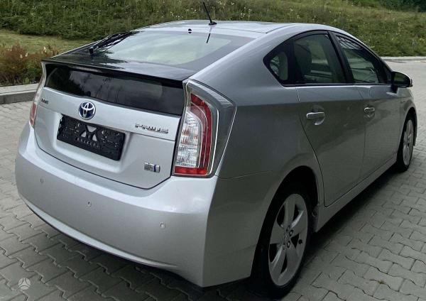 Grey Toyota Prius 2014 in Vilnius, with an engine capacity of 1.80 L and mileage of 290 thousand km for 8900 €, photo 4 on AUTOMOTO.COM.LV
