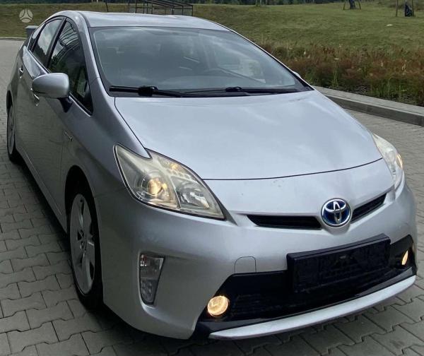 Grey Toyota Prius 2014 in Vilnius, with an engine capacity of 1.80 L and mileage of 290 thousand km for 8900 €, photo 6 on AUTOMOTO.COM.LV