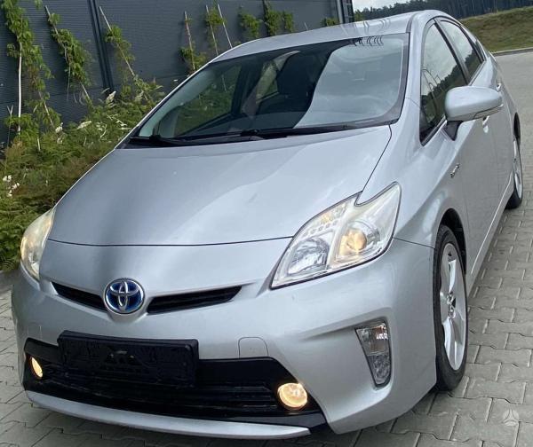 Grey Toyota Prius 2014 in Vilnius, with an engine capacity of 1.80 L and mileage of 290 thousand km for 8900 €, photo 7 on AUTOMOTO.COM.LV