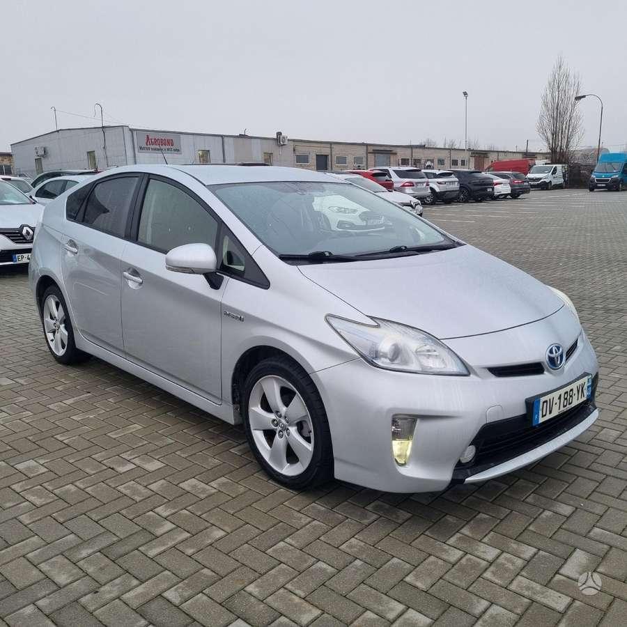 Grey Toyota Prius 2015 in Taurage, with an engine capacity of 1.80 L and mileage of 49 thousand km for 9900 €, photo 2 on AUTOMOTO.COM.LV