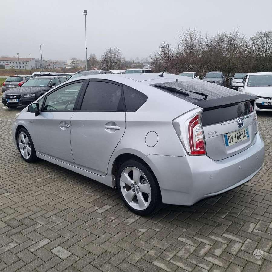 Grey Toyota Prius 2015 in Taurage, with an engine capacity of 1.80 L and mileage of 49 thousand km for 9900 €, photo 5 on AUTOMOTO.COM.LV