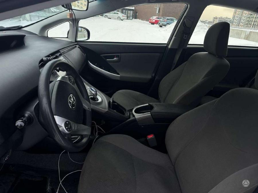 Grey Toyota Prius 2015 in Vilnius, with an engine capacity of 1.80 L and mileage of 268 thousand km for 8300 €, photo 6 on AUTOMOTO.COM.LV