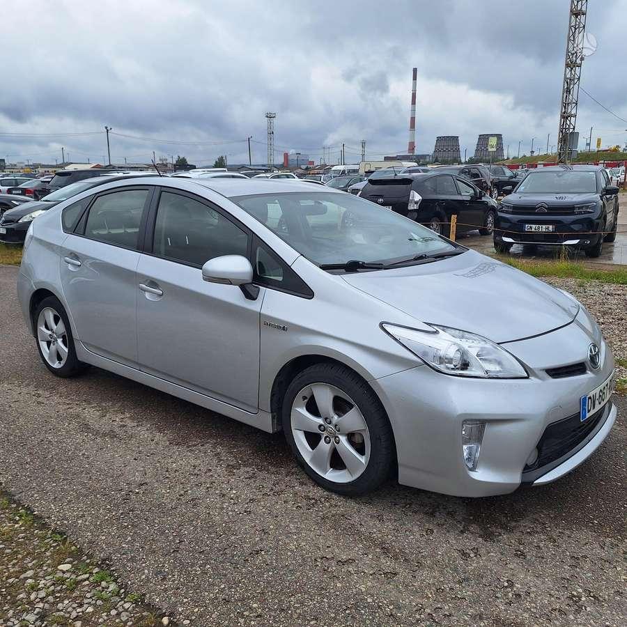 Grey Toyota Prius 2015 in Vilnius, with an engine capacity of 1.80 L and mileage of 280 thousand km for 7600 €, photo 4 on AUTOMOTO.COM.LV