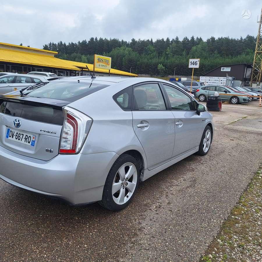 Grey Toyota Prius 2015 in Vilnius, with an engine capacity of 1.80 L and mileage of 280 thousand km for 7600 €, photo 5 on AUTOMOTO.COM.LV