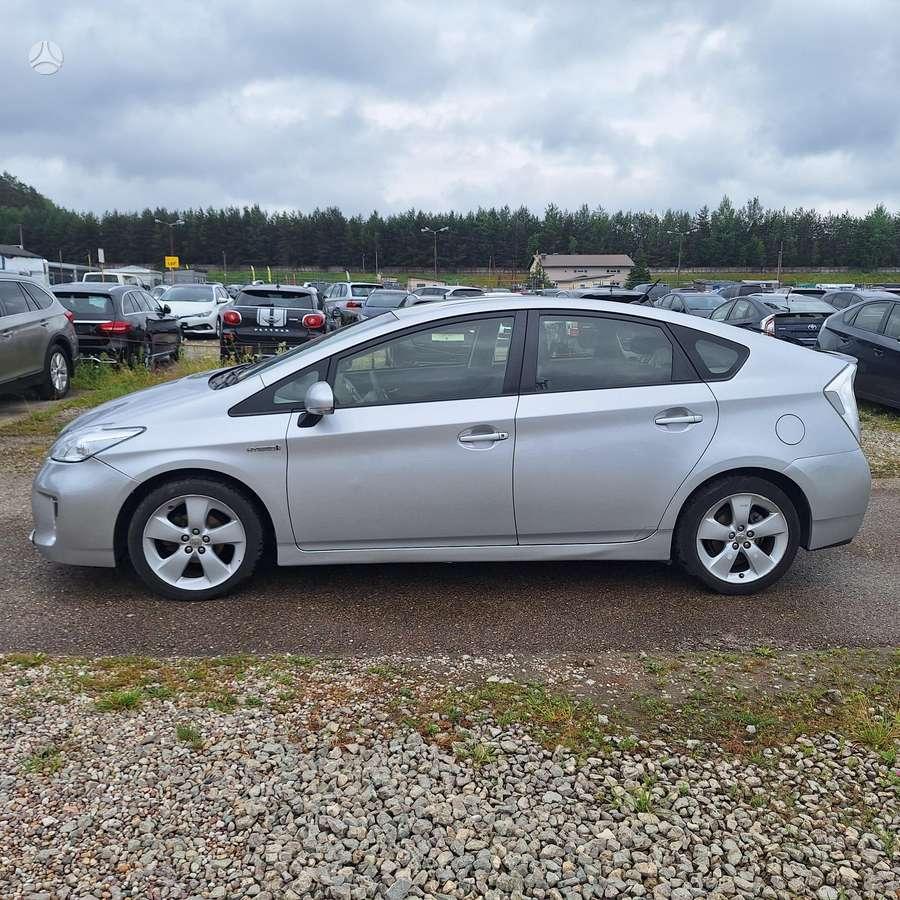 Grey Toyota Prius 2015 in Vilnius, with an engine capacity of 1.80 L and mileage of 280 thousand km for 7600 €, photo 7 on AUTOMOTO.COM.LV