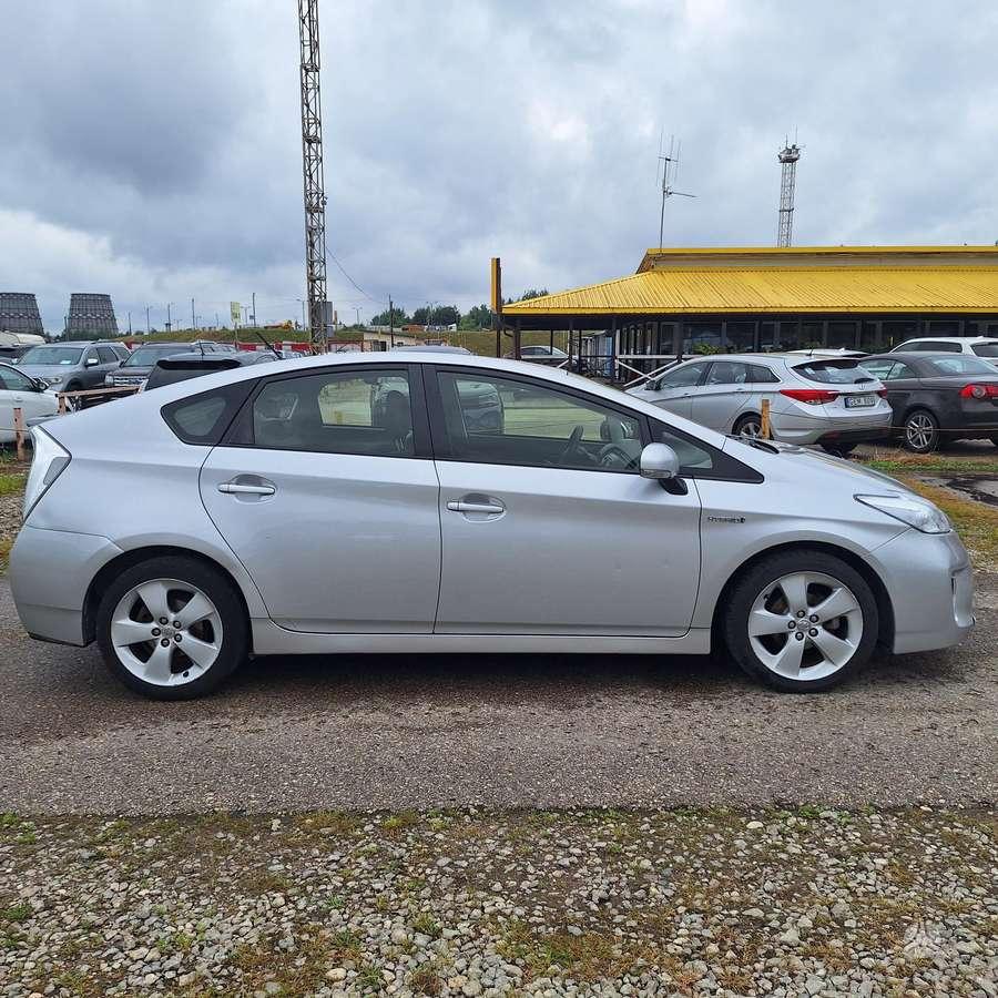 Grey Toyota Prius 2015 in Vilnius, with an engine capacity of 1.80 L and mileage of 280 thousand km for 7600 €, photo 8 on AUTOMOTO.COM.LV