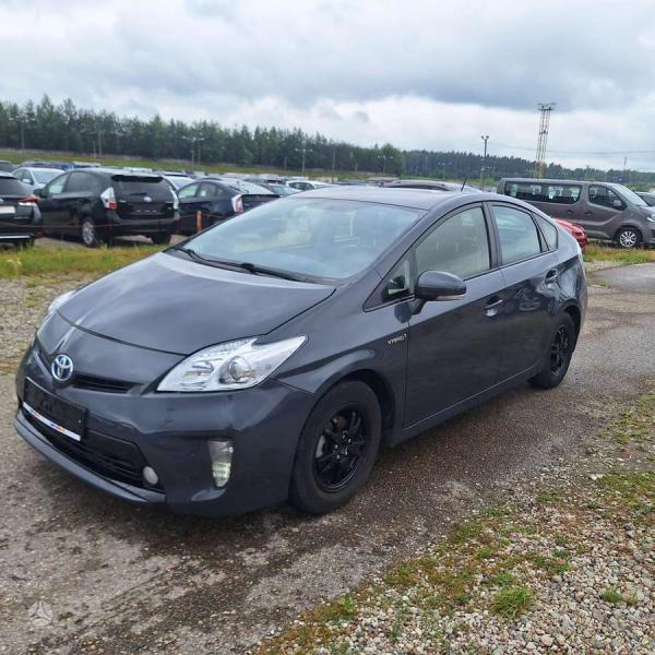 Pelēks Toyota Prius 2015 Viļņa, ar dzinēja tilpumu 1.80 L un nobraukumu 240 tūkst. km par 7600 €, foto 2 vietnē AUTOMOTO.COM.LV