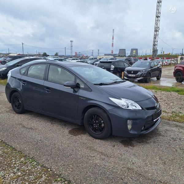 Pelēks Toyota Prius 2015 Viļņa, ar dzinēja tilpumu 1.80 L un nobraukumu 240 tūkst. km par 7600 €, foto 3 vietnē AUTOMOTO.COM.LV