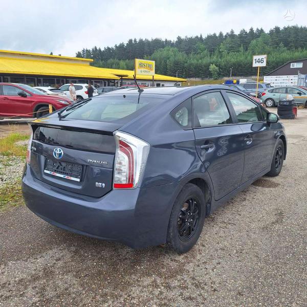 Pelēks Toyota Prius 2015 Viļņa, ar dzinēja tilpumu 1.80 L un nobraukumu 240 tūkst. km par 7600 €, foto 4 vietnē AUTOMOTO.COM.LV