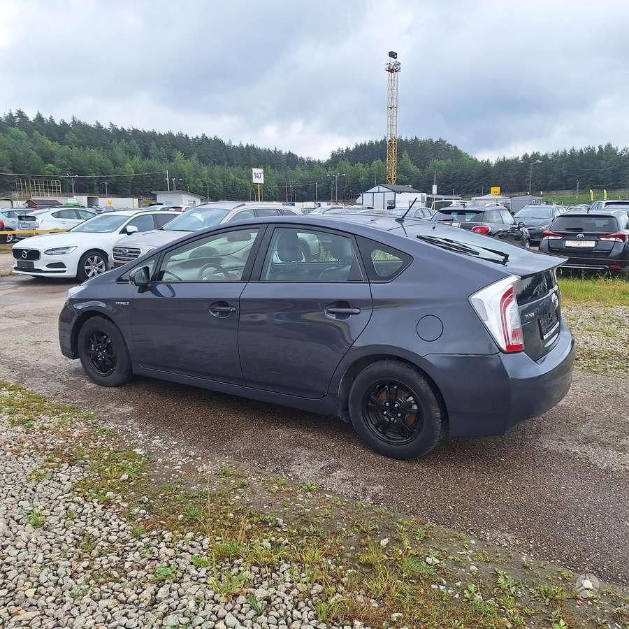 Grey Toyota Prius 2015 in Vilnius, with an engine capacity of 1.80 L and mileage of 240 thousand km for 7600 €, photo 6 on AUTOMOTO.COM.LV
