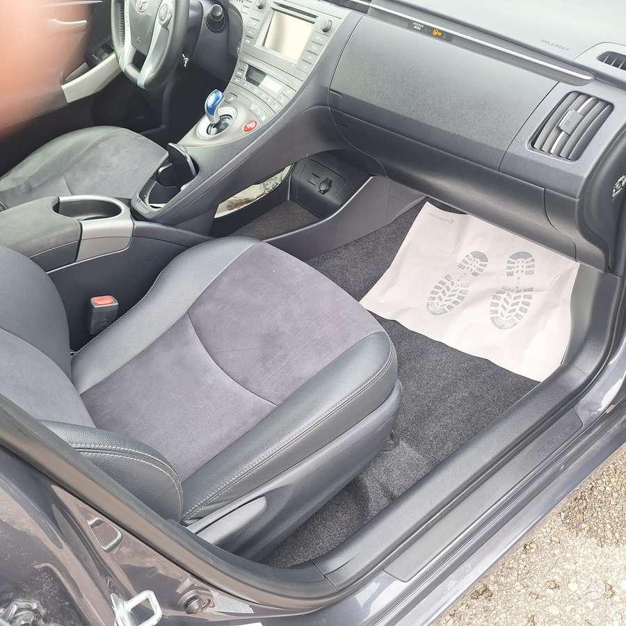 Grey Toyota Prius 2015 in Vilnius, with an engine capacity of 1.80 L and mileage of 240 thousand km for 7600 €, photo 10 on AUTOMOTO.COM.LV