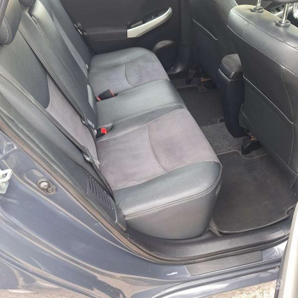 Pelēks Toyota Prius 2015 Viļņa, ar dzinēja tilpumu 1.80 L un nobraukumu 240 tūkst. km par 7600 €, foto 10 vietnē AUTOMOTO.COM.LV