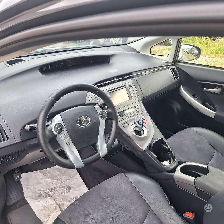 Grey Toyota Prius 2015 in Vilnius, with an engine capacity of 1.80 L and mileage of 240 thousand km for 7600 €, photo 14 on AUTOMOTO.COM.LV