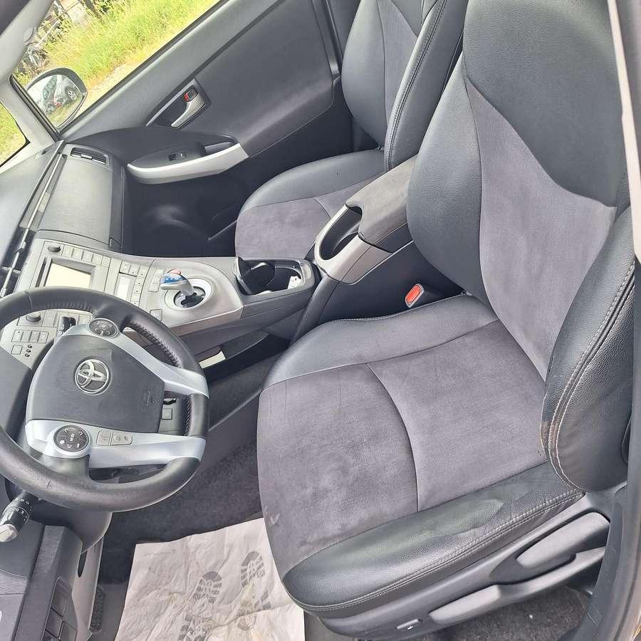 Grey Toyota Prius 2015 in Vilnius, with an engine capacity of 1.80 L and mileage of 240 thousand km for 7600 €, photo 15 on AUTOMOTO.COM.LV