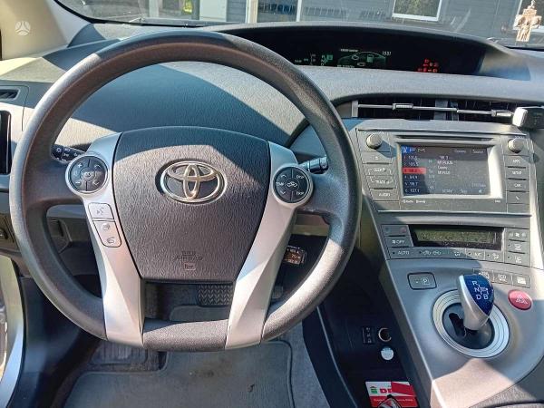 Pelēks Toyota Prius 2015 Kretinga, ar dzinēja tilpumu 1.80 L un nobraukumu 215 tūkst. km par 8750 €, foto 6 vietnē AUTOMOTO.COM.LV