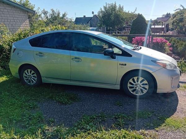 Pelēks Toyota Prius 2015 Kretinga, ar dzinēja tilpumu 1.80 L un nobraukumu 215 tūkst. km par 8750 €, foto 10 vietnē AUTOMOTO.COM.LV