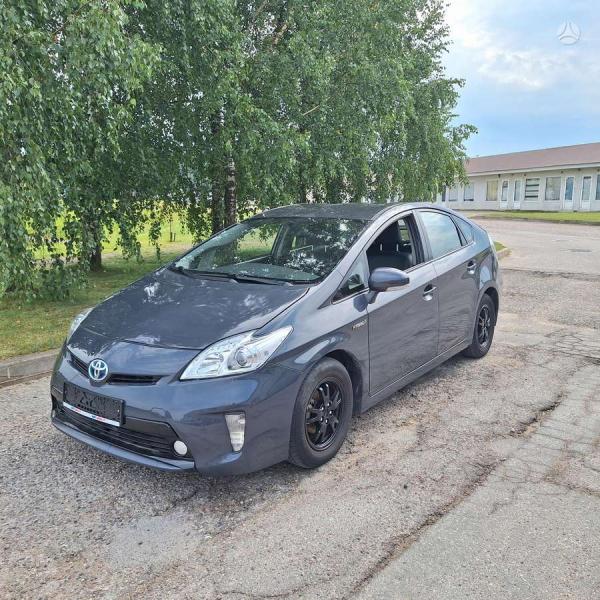Pelēks Toyota Prius 2015 Viļņa, ar dzinēja tilpumu 1.80 L un nobraukumu 240 tūkst. km par 7600 €, foto 1 vietnē AUTOMOTO.COM.LV