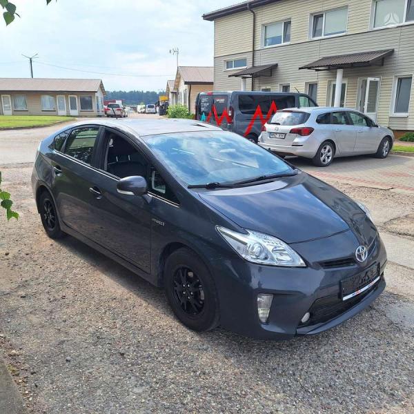 Pelēks Toyota Prius 2015 Viļņa, ar dzinēja tilpumu 1.80 L un nobraukumu 240 tūkst. km par 7600 €, foto 6 vietnē AUTOMOTO.COM.LV