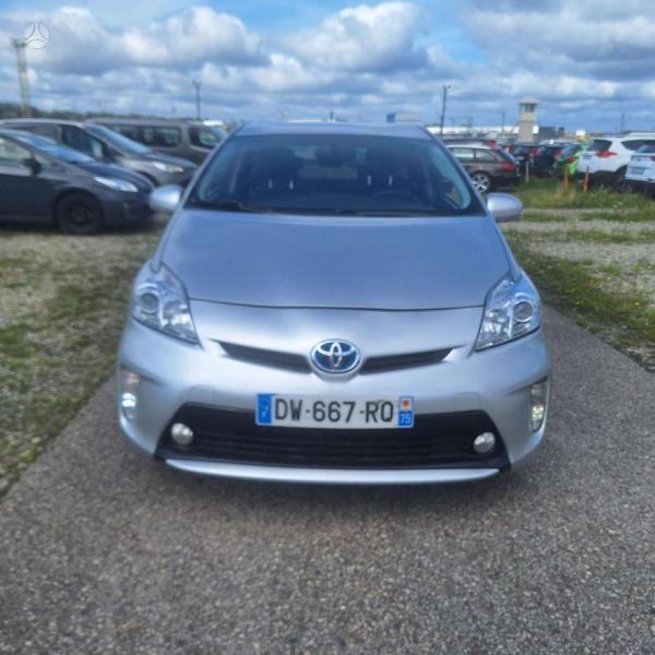 Pelēks Toyota Prius 2015 Viļņa, ar dzinēja tilpumu 1.80 L un nobraukumu 280 tūkst. km par 7600 €, foto 1 vietnē AUTOMOTO.COM.LV