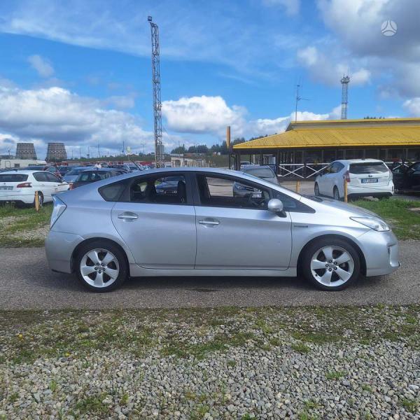 Pelēks Toyota Prius 2015 Viļņa, ar dzinēja tilpumu 1.80 L un nobraukumu 280 tūkst. km par 7600 €, foto 5 vietnē AUTOMOTO.COM.LV