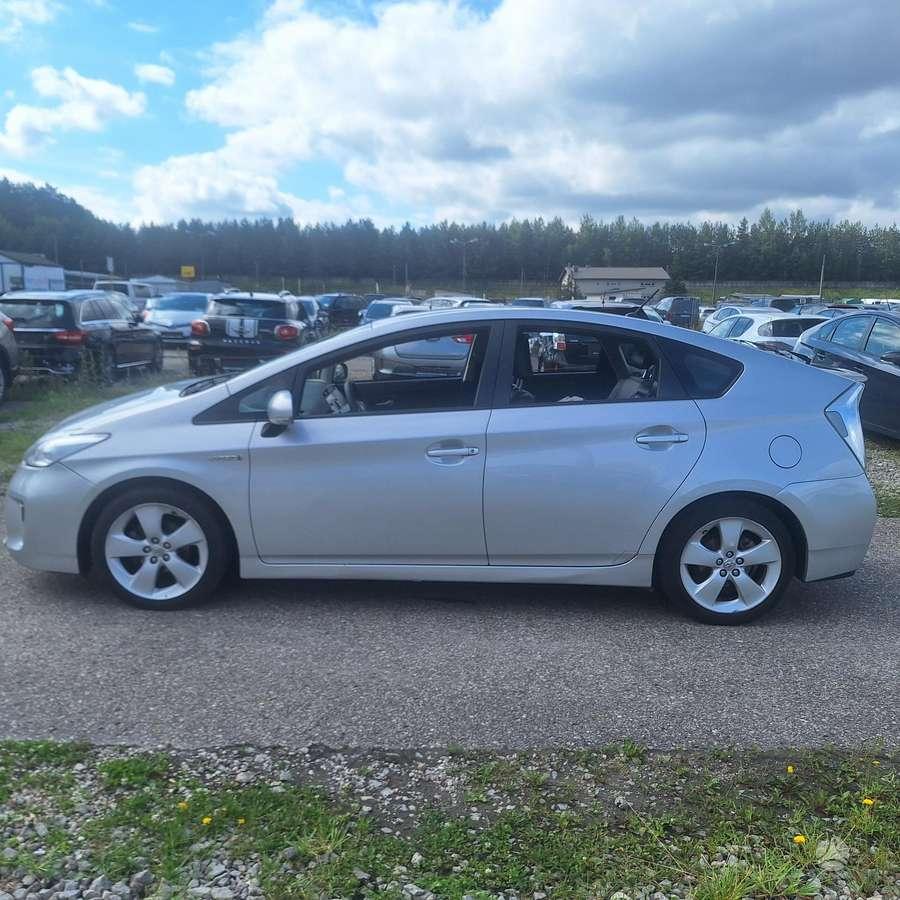 Pelēks Toyota Prius 2015 Viļņa, ar dzinēja tilpumu 1.80 L un nobraukumu 280 tūkst. km par 7600 €, foto 8 vietnē AUTOMOTO.COM.LV