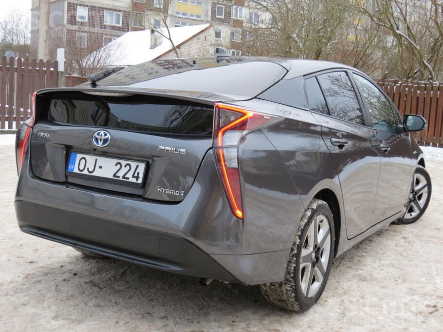 Pelēks Toyota Prius 2016 Rīga, ar dzinēja tilpumu 1.80 L un nobraukumu 223 tūkst. km par 11850 €, foto 3 vietnē AUTOMOTO.COM.LV