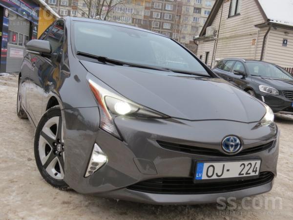 Grey Toyota Prius 2016 in Riga, with an engine capacity of 1.80 L and mileage of 223 thousand km for 11850 €, photo 5 on AUTOMOTO.COM.LV