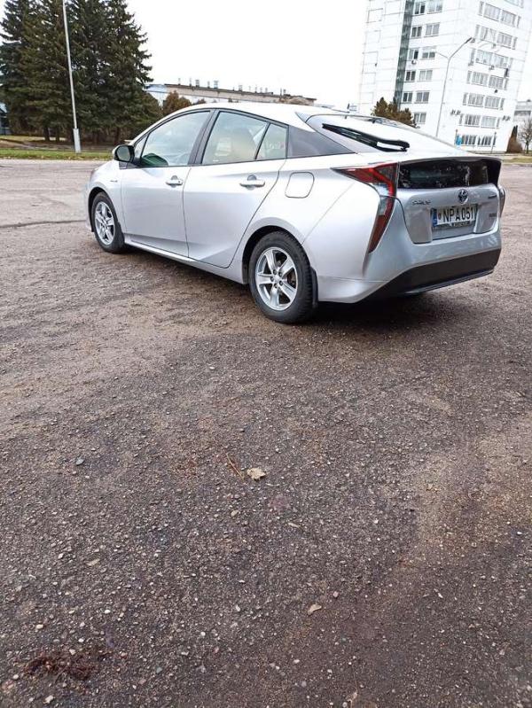 Pelēks Toyota Prius 2016 Alīta, ar dzinēja tilpumu 1.80 L un nobraukumu 86 tūkst. km par 11700 €, foto 5 vietnē AUTOMOTO.COM.LV
