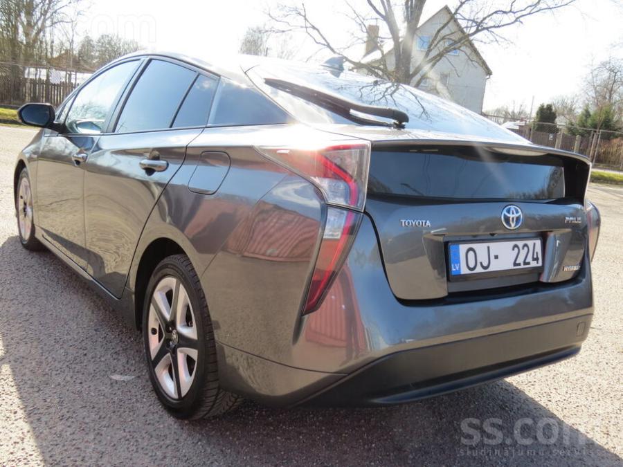 Grey Toyota Prius 2016 in Riga, with an engine capacity of 1.80 L and mileage of 223 thousand km for 11290 €, photo 3 on AUTOMOTO.COM.LV