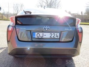 Grey Toyota Prius 2016 in Riga, with an engine capacity of 1.80 L and mileage of 223 thousand km for 11290 €, photo 4 on AUTOMOTO.COM.LV