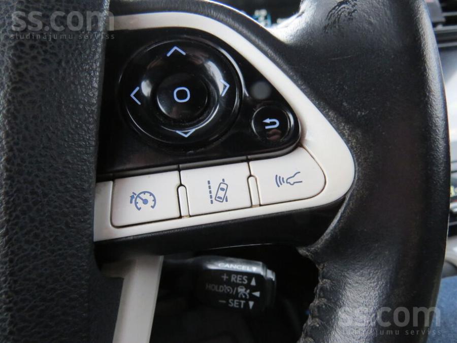 Grey Toyota Prius 2016 in Riga, with an engine capacity of 1.80 L and mileage of 223 thousand km for 11290 €, photo 15 on AUTOMOTO.COM.LV