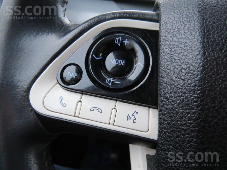 Grey Toyota Prius 2016 in Riga, with an engine capacity of 1.80 L and mileage of 223 thousand km for 11290 €, photo 16 on AUTOMOTO.COM.LV