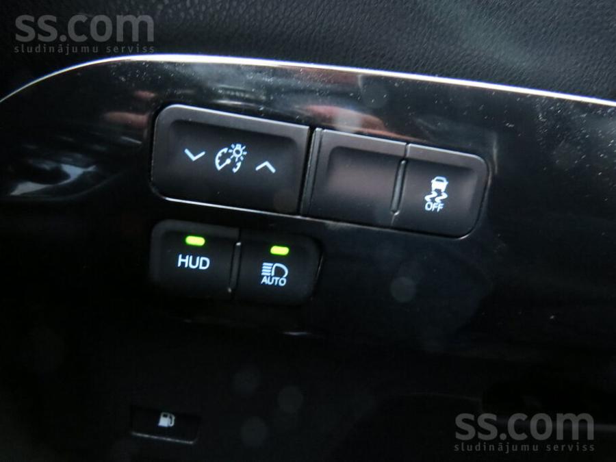 Grey Toyota Prius 2016 in Riga, with an engine capacity of 1.80 L and mileage of 223 thousand km for 11290 €, photo 17 on AUTOMOTO.COM.LV