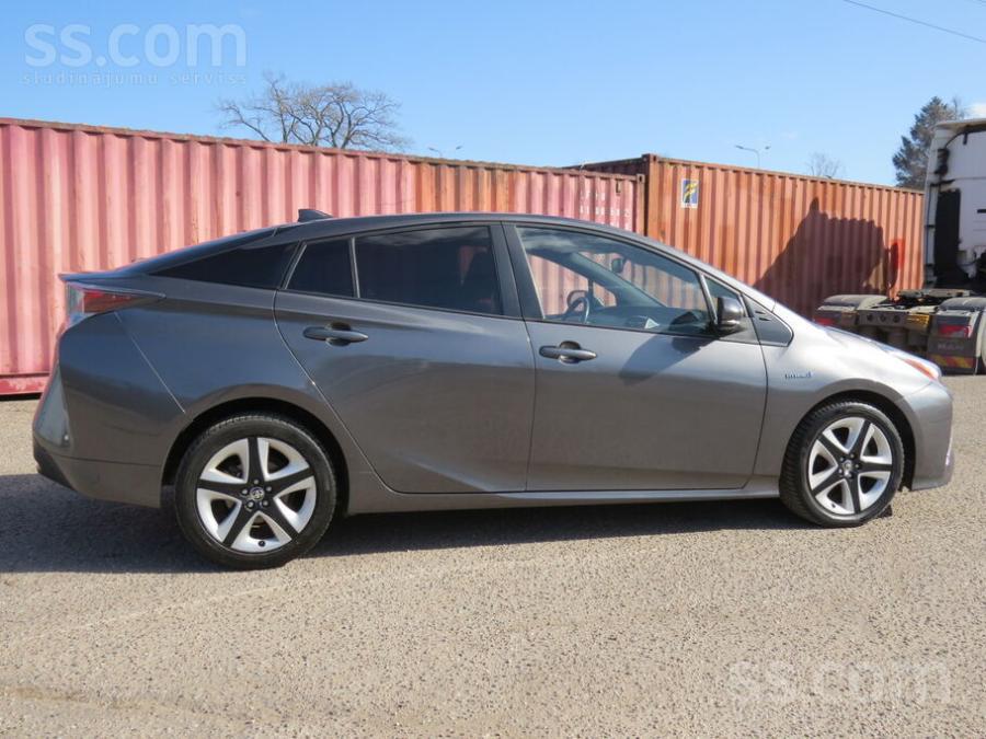 Grey Toyota Prius 2016 in Riga, with an engine capacity of 1.80 L and mileage of 223 thousand km for 11290 €, photo 31 on AUTOMOTO.COM.LV