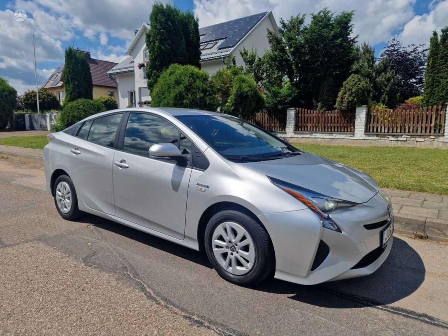 Grey Toyota Prius 2016 in Vilnius, with an engine capacity of 1.80 L and mileage of 147 thousand km for 9600 €, photo 1 on AUTOMOTO.COM.LV