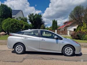Grey Toyota Prius 2016 in Vilnius, with an engine capacity of 1.80 L and mileage of 147 thousand km for 9600 €, photo 3 on AUTOMOTO.COM.LV