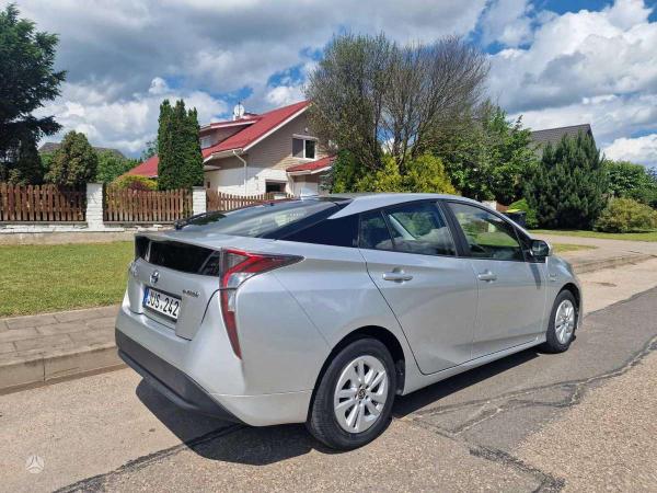 Pelēks Toyota Prius 2016 Viļņa, ar dzinēja tilpumu 1.80 L un nobraukumu 147 tūkst. km par 9600 €, foto 3 vietnē AUTOMOTO.COM.LV