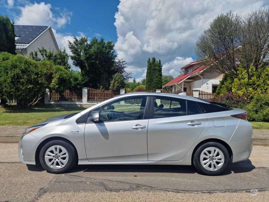 Grey Toyota Prius 2016 in Vilnius, with an engine capacity of 1.80 L and mileage of 147 thousand km for 9600 €, photo 6 on AUTOMOTO.COM.LV