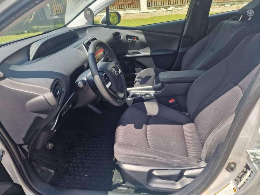 Grey Toyota Prius 2016 in Vilnius, with an engine capacity of 1.80 L and mileage of 147 thousand km for 9600 €, photo 11 on AUTOMOTO.COM.LV