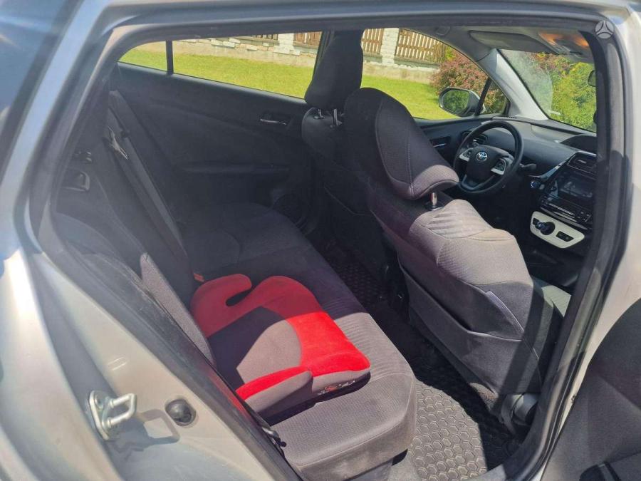 Grey Toyota Prius 2016 in Vilnius, with an engine capacity of 1.80 L and mileage of 147 thousand km for 9600 €, photo 14 on AUTOMOTO.COM.LV