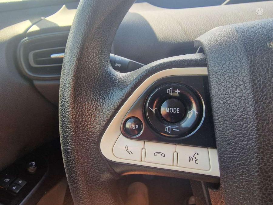 Grey Toyota Prius 2016 in Vilnius, with an engine capacity of 1.80 L and mileage of 147 thousand km for 9600 €, photo 17 on AUTOMOTO.COM.LV