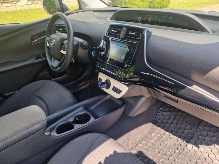 Grey Toyota Prius 2016 in Vilnius, with an engine capacity of 1.80 L and mileage of 147 thousand km for 9600 €, photo 20 on AUTOMOTO.COM.LV